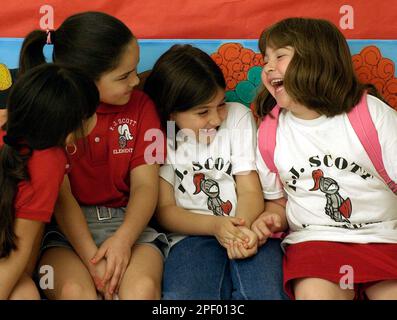 LAUGH-IN, from left: Robin Williams, Kim Braden, 1977 Stock Photo - Alamy