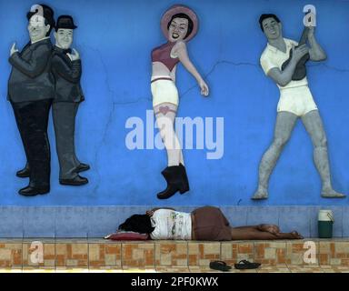 Homeless on the streets of Manila Stock Photo - Alamy