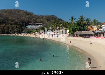Huatulco in Mexico: the main beach, Playa Chahué Stock Photo - Alamy