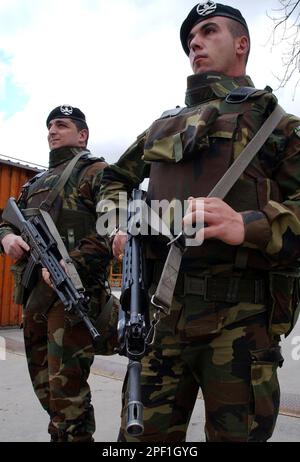 Italian soldiers, members of the NATO-led peace keeping troops in ...