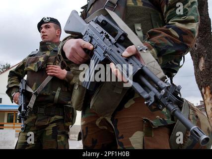Italian soldiers, members of the NATO-led peace keeping troops in ...