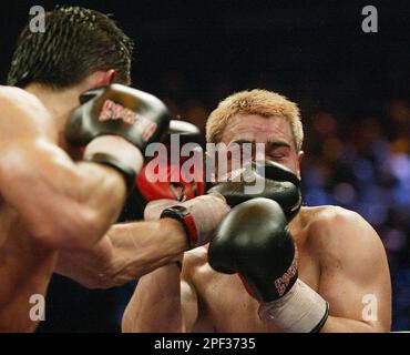 Der deutsche Boxer Felix Sturm, links, schlaegt am Samstag, 5. Maerz 2005, in der Wilhelm ...