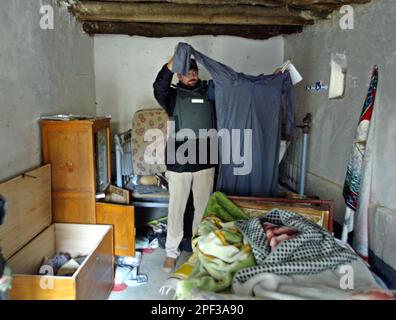 Iraqi soldiers hut Stock Photo - Alamy