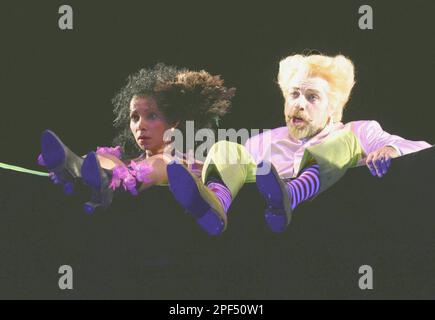 Sandra Cervik in der Rolle der Josepha und Maria Koestlinger als Hedwig ...