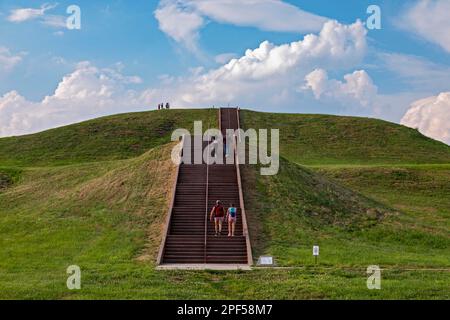 Collinsville, Illinois - Monks Mound at Chokia Mounds State Historic ...