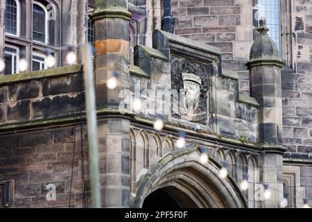 The crest of the Edinburgh University Union above the main entrance of ...