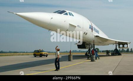 The wing and jet engines of Concorde Stock Photo - Alamy