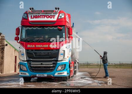 Lightfoot Haulage DAF XF tractor unit and Fruehauf bulk tipper trailer ...