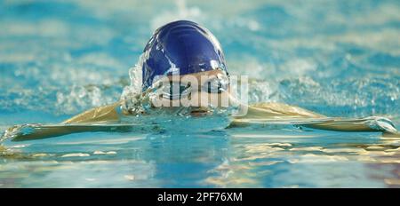 Die deutsche Schwimmerin Nicole Hetzer waehrend ihres Vorlaufrennens ...