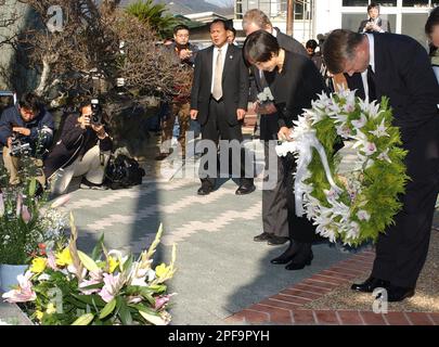 Retired U.S. Navy Cmdr. Scott Waddle offers prayers after laying ...