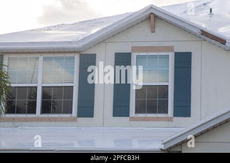 House tarped after Hurricane Ian Stock Photo - Alamy