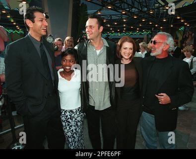 THE LOST WORLD: JURASSIC PARK, from left: Jeff Goldblum, Vanessa Lee ...