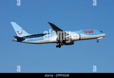 A Boeing 787-9 Dreamliner of TUI departs London Gatwick Airport Stock ...