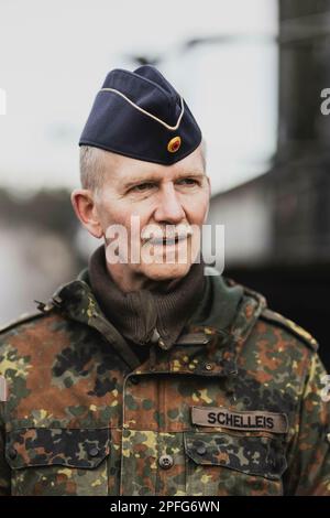 Lieutenant General Martin Schelleis, inspector of the armed forces base ...