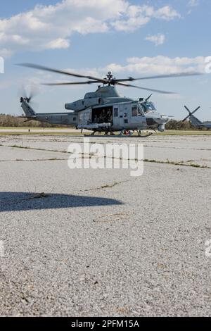 A UH-1Y Venom prepares for takeoff from a U.S. Navy ship Stock Photo ...