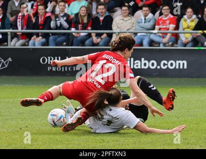Tackle Georgia Stanway (FC FC Bayern Munich, 31), Delice Boboy (RB ...