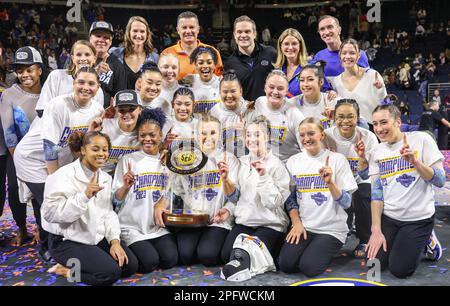 March 18, 2023: The Florida Gators cheer on their teammate during the ...