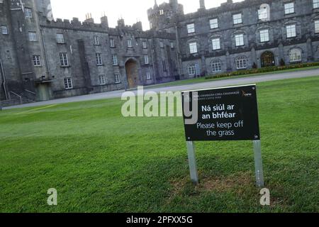 please keep off the grass at Kilkenny Castle, Ireland Stock Photo - Alamy