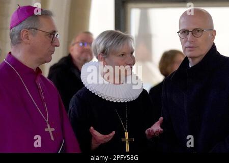 19 March 2023, Hamburg: Jens-Martin Kruse (l), head pastor of the main ...