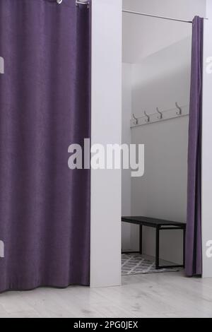 Empty dressing room in fashion store. Stylish interior Stock Photo - Alamy