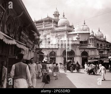 Kalbadevi Road in Mumbai, India, Swadeshi Market, a textile market in ...