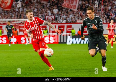 Lucas KUEBLER (SC Freiburg) in a duel with Filip KOSTIC (Juventus Turin ...