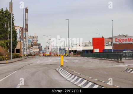 Exxon Mobile refinery in Rotterdam the Netherlands Stock Photo - Alamy