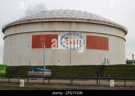 Exxon Mobile refinery in Rotterdam the Netherlands Stock Photo - Alamy