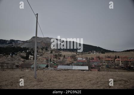 Small mining village and open pit mine Stock Photo - Alamy