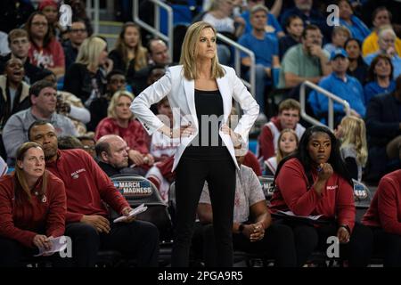 Oklahoma head coach Jennie Baranczyk watches during the first half ...