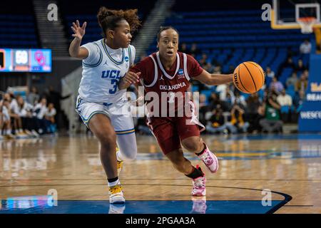 Oklahoma guard Nevaeh Tot (1) drives the ball against Texas forward ...