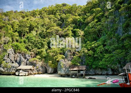 A paradisiacal beach cove in Coron, Palawan in the Philippines with ...