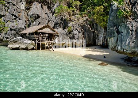 A paradisiacal beach cove in Coron, Palawan in the Philippines with ...