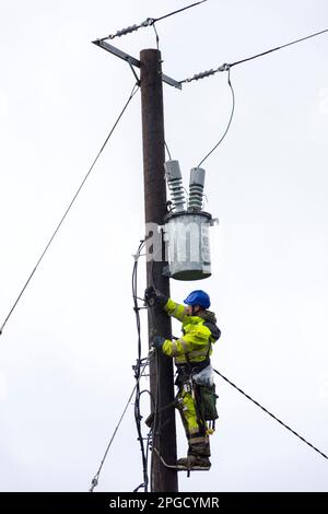 ESB engineers working to connect electricity supply in rural County ...