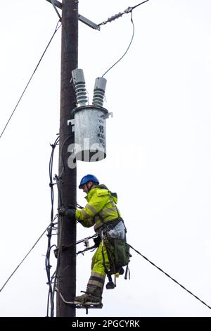 ESB engineers working to connect electricity supply in rural County ...