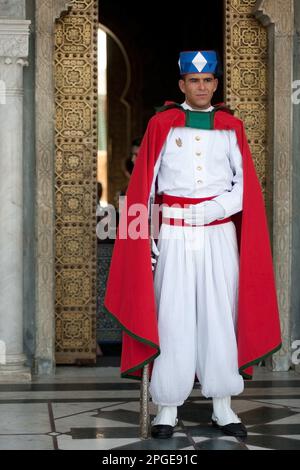 guardia reale all' ingresso del mausoleo di mohammed quinto, rabat ...