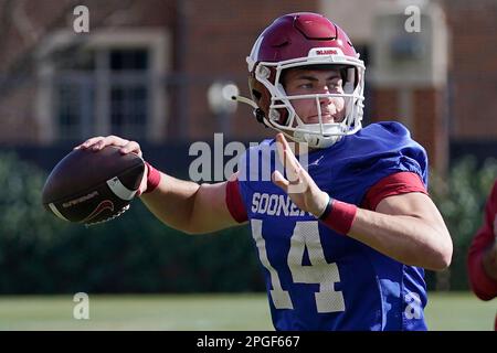 Oklahoma quarterback General Booty (14) warms up with teammates during ...