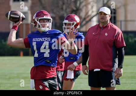 Oklahoma quarterback General Booty (14) warms up with teammates during ...