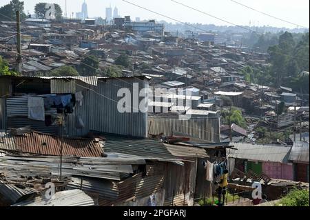 KENYA, Nairobi, Kibera slum and downtown skyline / KENIA, Nairobi, Slum ...