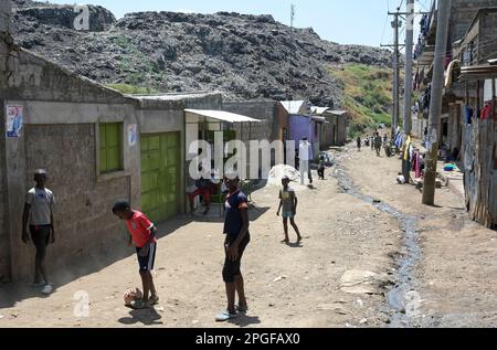 KENYA, Nairobi, Korogocho slum, houses close to Dandora waste dumping ...