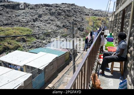 KENYA, Nairobi, Korogocho slum, houses close to Dandora waste dumping ...
