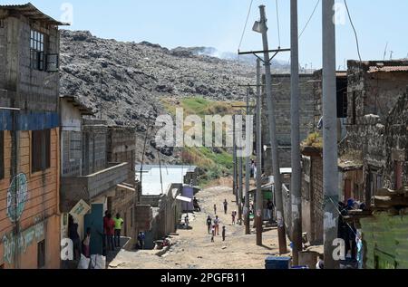 KENYA, Nairobi, Korogocho slum, houses close to Dandora waste dumping ...