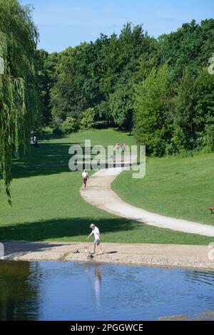 Duck Pond, Rudolph Wilde Park, Schoeneberg, Berlin, Germany Stock Photo ...