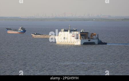 US Navy The mine warfare ship USS Raven (MHC 61) conducts local ...