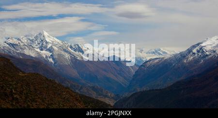 Way from Manang village to Tilicho lake. Nepal Stock Photo - Alamy