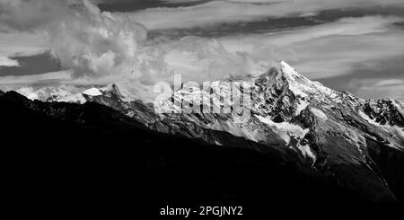 Way from Manang village to Tilicho lake. Nepal Stock Photo - Alamy