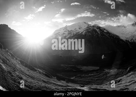 Way from Manang village to Tilicho lake. Nepal Stock Photo - Alamy