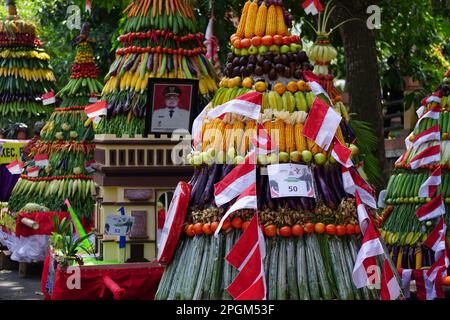 Tumpeng sayur dan buah on traditional ritual. Tumpeng sayur dan buah ...