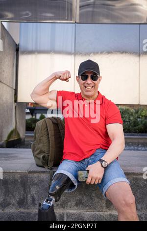 man flexing leg muscles on gym machine Stock Photo - Alamy