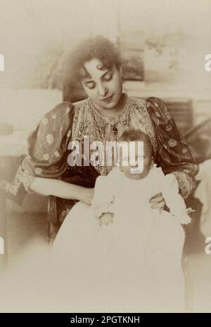 Jeanne Hugo with her son Charles Daudet ". Photograph of the GruT ...